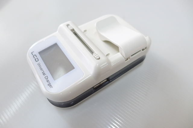 LCD universal battery charger | Unicell